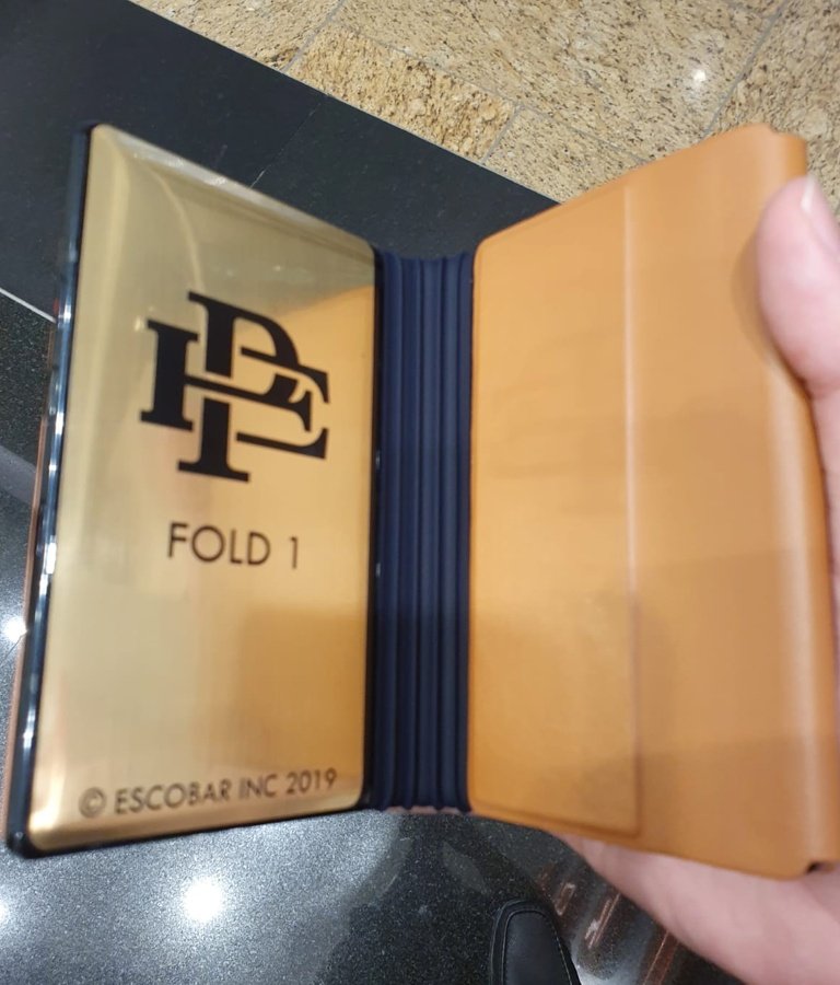 Escobar Fold 1 – składany smartfon stworzony przez brata Pablo Escobara